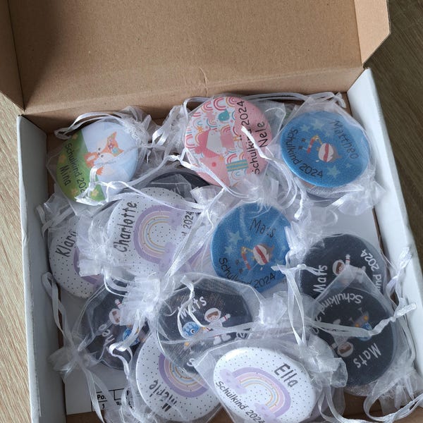 Personalisierter Button Schulkind mit Name und Superheldin für Mädchen als Geschenk zur ...