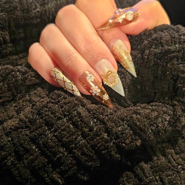 Festive Reindeer & Laurel Wreath Press-on Nails: Medium Almond Shape ...