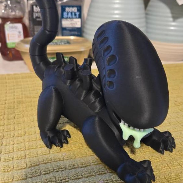 3D Printed Chibi Xenomorph Chestburster Alien: Spooky Bookshelf Decor ...