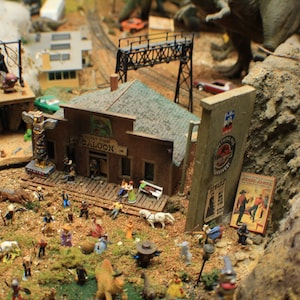 Miniature Figure Action Traveller Hiking Climbing Scale 1:87 NO PREISER ...