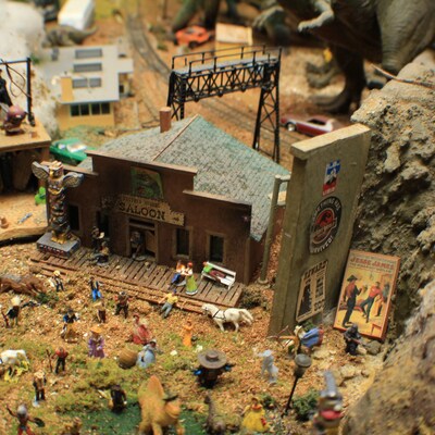 Miniature Figure Action Traveller Hiking Climbing Scale 1:87 NO PREISER ...