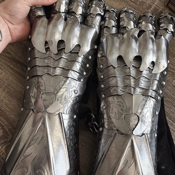 Nazgul-inspired Etched Gauntlet Gloves | Medieval Cosplay Armor ...