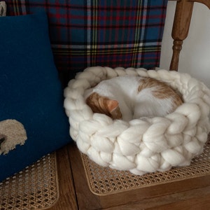 100% Thick Wool Hand Knitted Cat Beds Amazing May Sale Despatched Same ...