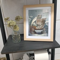 Highland Kuh sitzt auf der Toilette und liest eine Zeitung, lustiges Badezimmer Wand Dekor ...