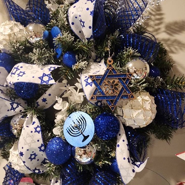 Women in Threads Spiral Notebook: Ruled Line Journal for Sewing ...