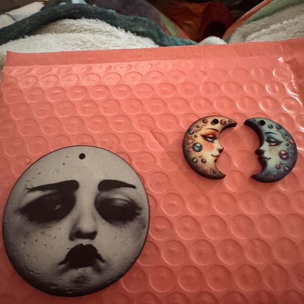 Singing Funny Weird Bizarre Lady Face Retro Kitsch Woodcuts Ornament ...