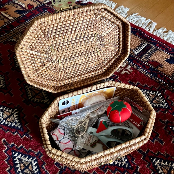 Set of 4 Blue and White Churchill Dinner Plates, Churchill England ...