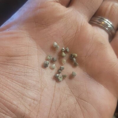 10 Stück natürlicher roher Rubin, Größe 8-13 mm, roter Kristall Rubin ...