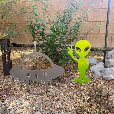 Alien Yard Stake, Metal Art Extraterrestrial Garden Art Lawn and Garden ...