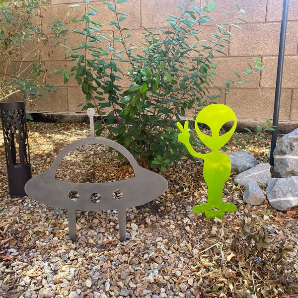 Alien Yard Stake, Metal Art | Extraterrestrial | Garden Art | Lawn and ...