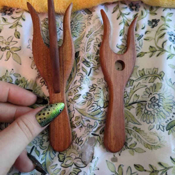 Set of Knotted Flowers and Double Knitting Fork in Light Precious Wood ...