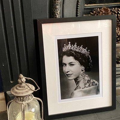 Punk Queen Queen Elizabeth Home Decor Wall Art Print Limited Edition ...