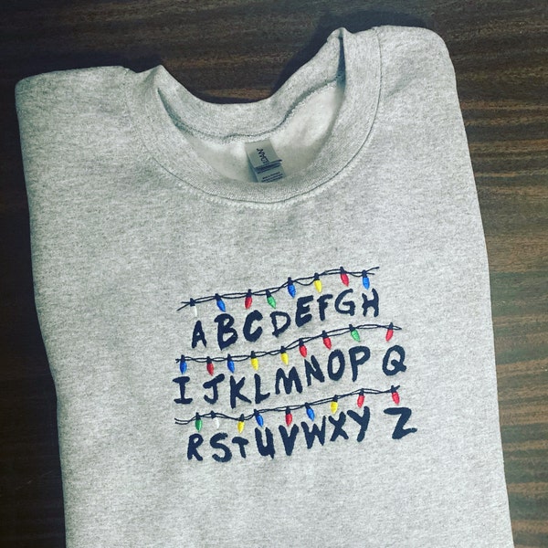 Desenhos de bordado à máquina, design de bordado com a fonte Stranger ...