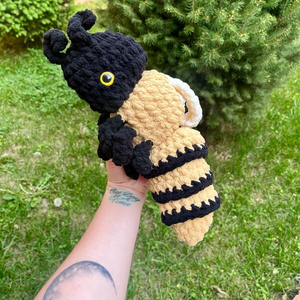 Crochet PATTERNS: Amanda the Bee & Willow the Wasp (english/français ...