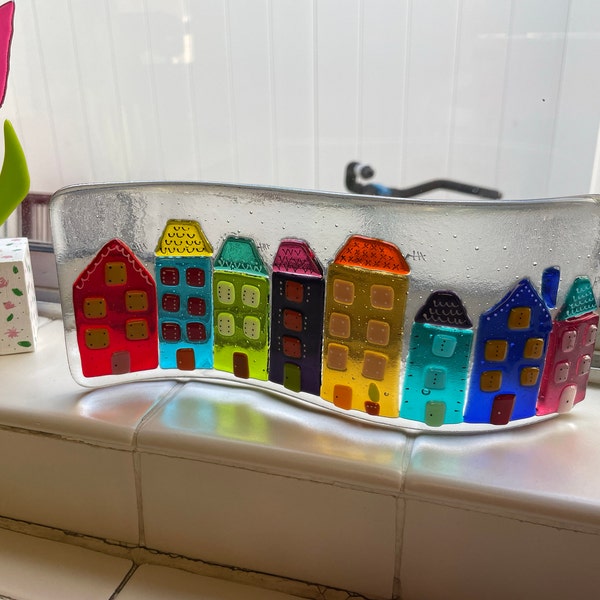 Curve Quirky Houses van gesmolten glas: kleurrijke zonnevanger of ...