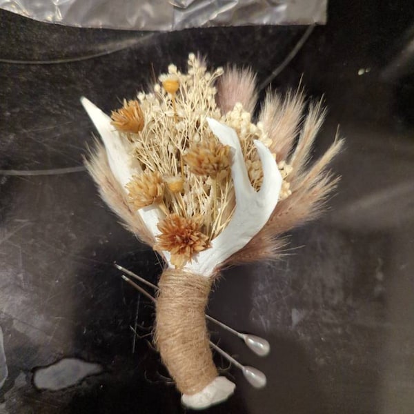 Beige Antler Boutonniere With Preserved Cedar, Pampas Grass, Pheasant ...