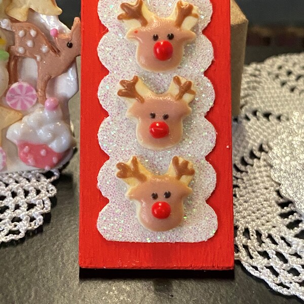 Christmas ~ A ‘surprise Inside’ Reindeer and Holly Cake & Cake Board ...