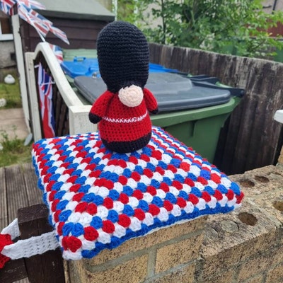 King's Guard Gnome Crochet Pattern, British Royal Guard Crochet Gnome ...