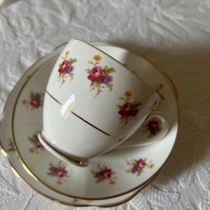Royal Albert 'heirloom' Trio. Avon Shaped Cup Very Rare - Etsy