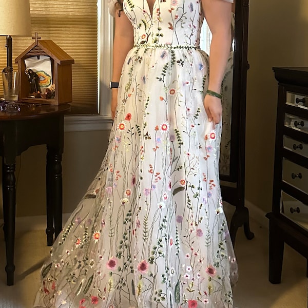 Flower Wedding Dress in White/embroidery Floral Bridal Gown With a ...