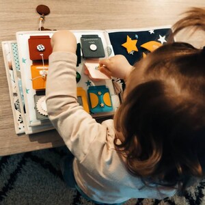 Малыш занят книга Монтессори персонализированная игрушка для - Etsy