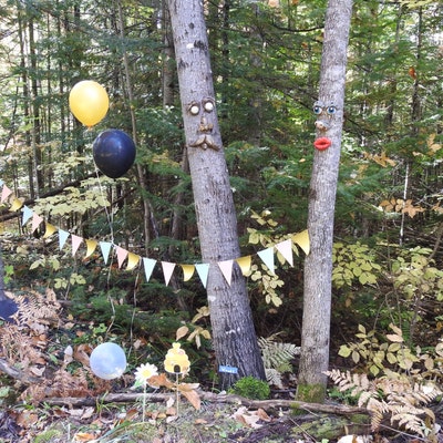 Funny Faces for Trees With Blue Eyes and Red Lips. Lady Face Sculpture ...