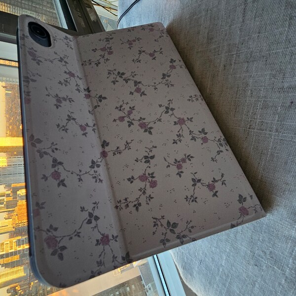 Pretty Flowers on Light Pink Floral iPad Case, 2025 iPad Air iPad Pro ...