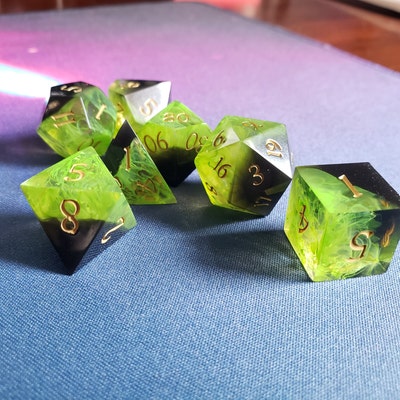 ELDRITCH POISON Dice Handmade Resin 7 Dice Set With Box for Call of ...