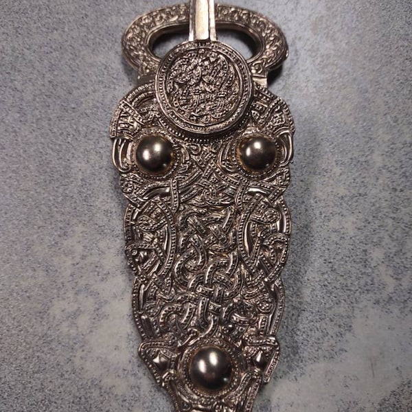 Helm Plaque Dancing Men With Spears PV04 - Etsy