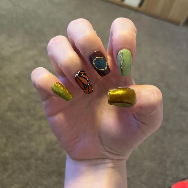 Monarch in Bloom Press on Nails | Autumn-inspired Fake Nails ...