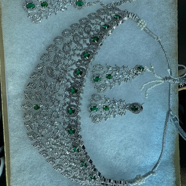 Enchanted Emerald Elegance - Premium Dabi Kundan Pasa With Handcrafted ...