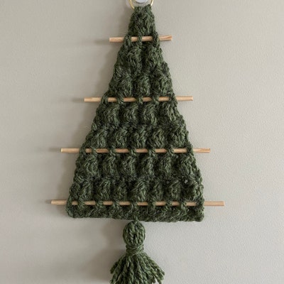 Crochet Pattern // Christmas Tree Wall Hanging - Etsy