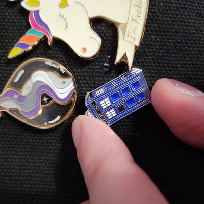 Tardis Pin new Design max.dim 22mm DR WHO Police Box, Time Machine ...