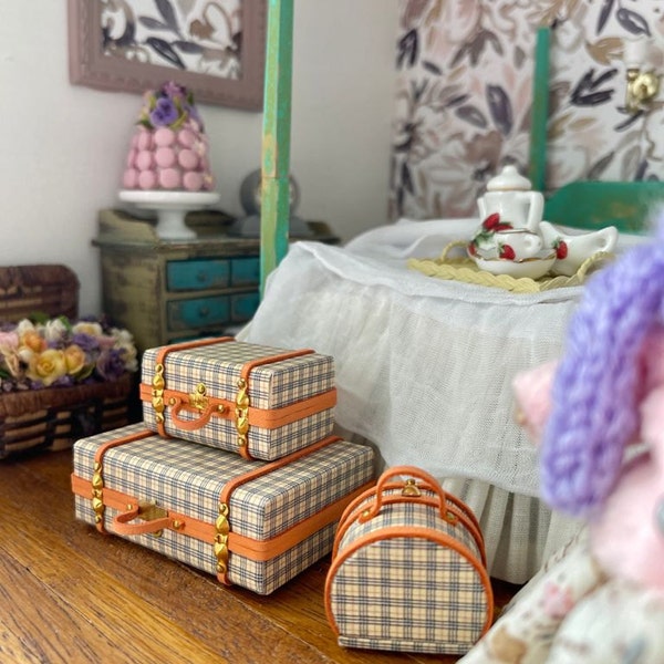 New**dollhouse Miniature Deluxe Suitcase Set. Three Miniature Luggage Suitcases for Dollhouses ...