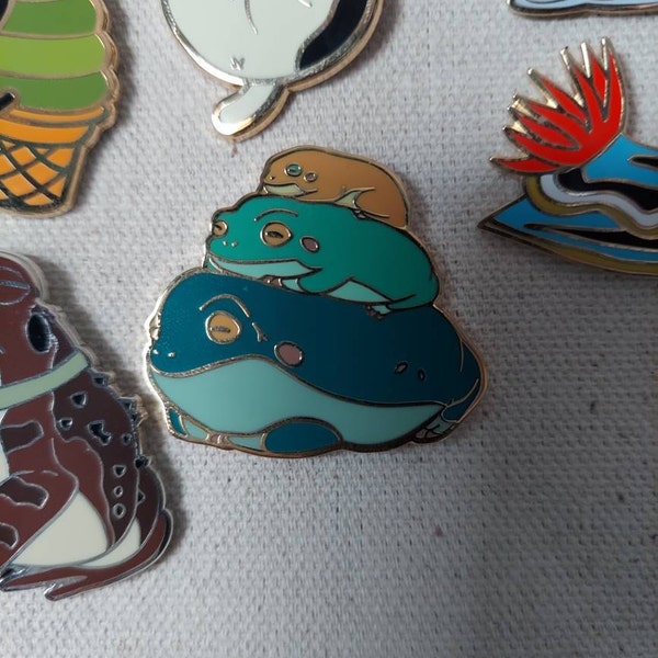 Roun Frens Frog Stack Hard Enamel Pin - Three Dumpy Tree Frogs Lapel Pin Round Animals Gift Idea ...
