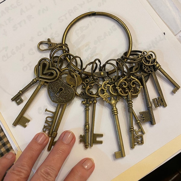 Set of 12 Large Skeleton Keys With 4 Locks on A Big Ring Antique Silver ...