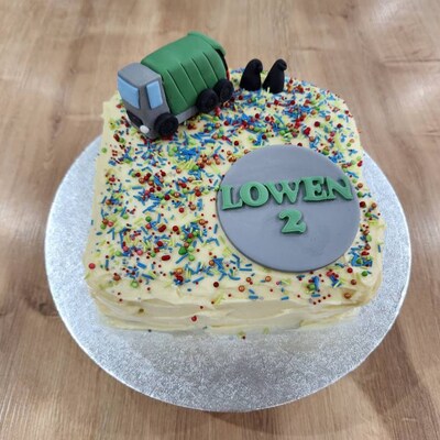 Fondant Man Sat in Arm Chair Cake Topper,bespoke Man or Women,sugar ...