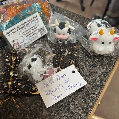 Moo Moo Subaru 6 Rubber Cow With Bell Comes With Cards and Rubber Bands ...