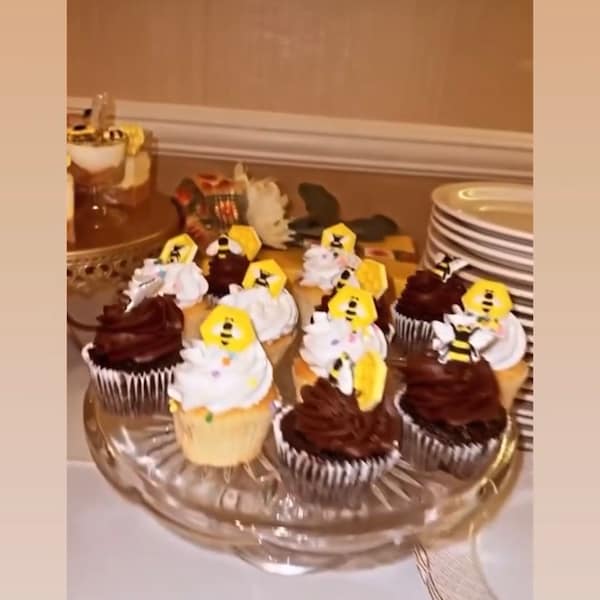 15 HONEY BEES EDIBLE Sugar Cupcake or Cake Toppers - Bee Decorations ...