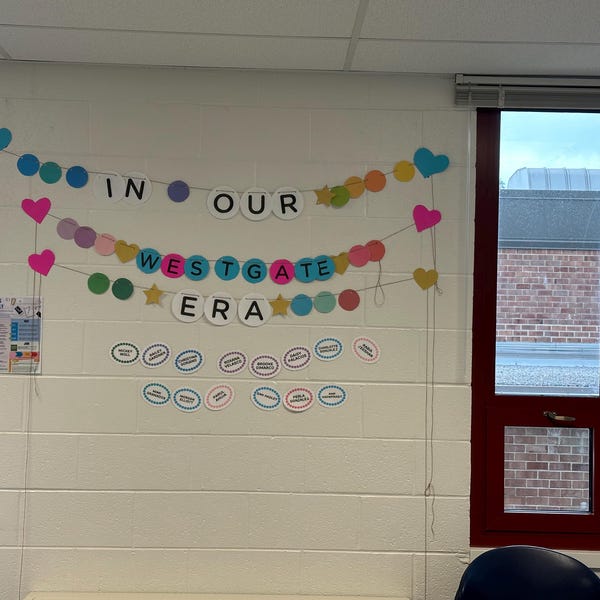 In Our Merry Era Friendship Bracelet Bulletin Board Kit, Christmas Era ...
