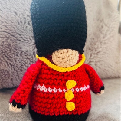 King's Guard Gnome Crochet Pattern, British Royal Guard Crochet Gnome ...
