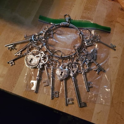 Set of 12 Large Skeleton Keys With 4 Locks on A Big Ring Antique Silver ...