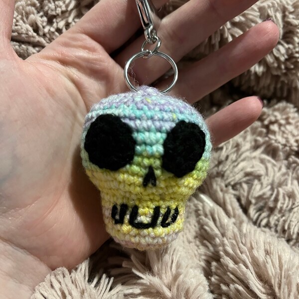 Halloween Crochet Patterns Skull Keychain With Flowers, Crochet Skull ...