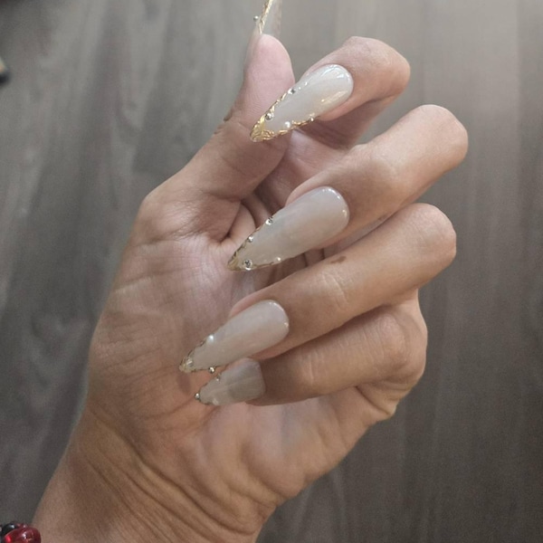 White Cat Eye Chrome Border With Pearls Light Gold Press-on Nails ...