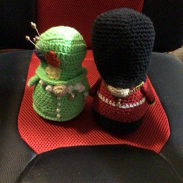 Queen Elizabeth II and Queen's Guard Gnomes, British Queen and Queens ...
