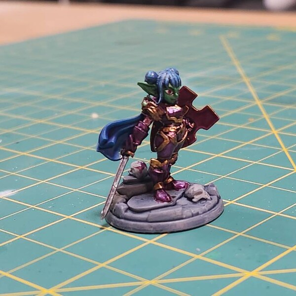 Pint Female Goblin or Gnome Paladin D&D 28mm 32mm Miniature Dungeons ...