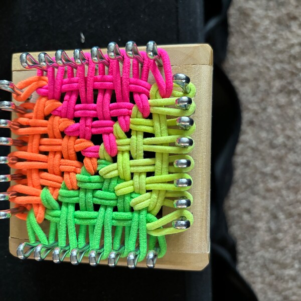 Min-e Loom KIT, 4" Wooden Square, Hook, Colored Elastics, Hanging Rings ...