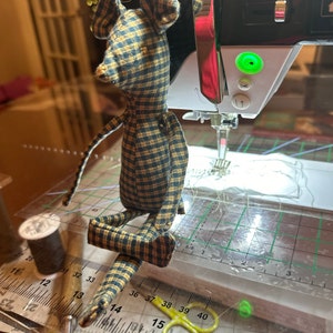 Muis gevulde pop in romper 10 patroon en tutorial, muispatroon, voor ...