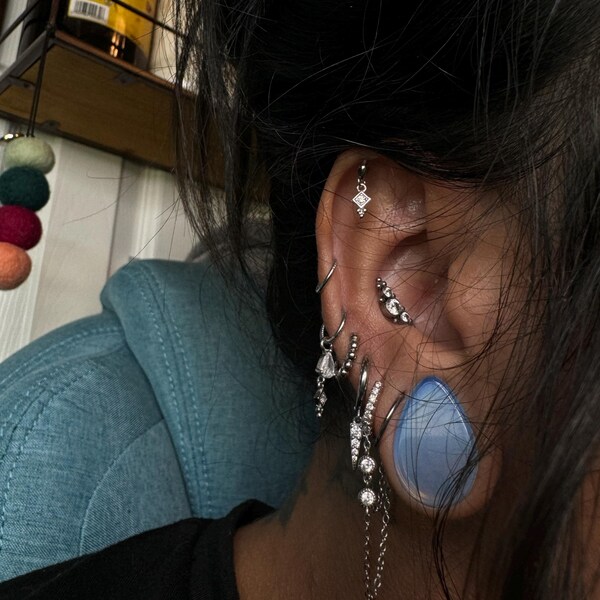 Dainty F136 Titanium 16G Lena Screw Flat Back Vertical Helix Piercing ...