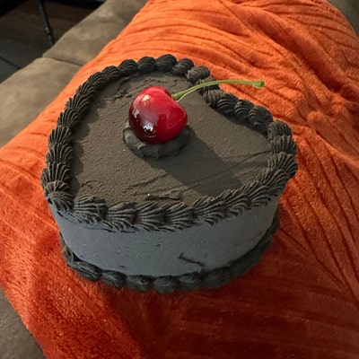 Fake Bake Halloween Cake, Petite Halloween Fake Cake, Pastel Halloween ...